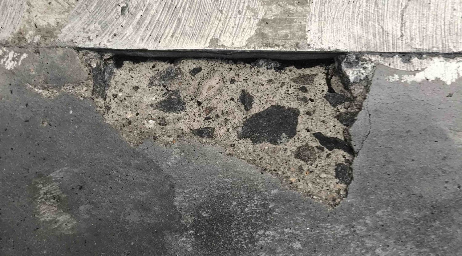 Réparation des fissures dans les sols industriels en béton